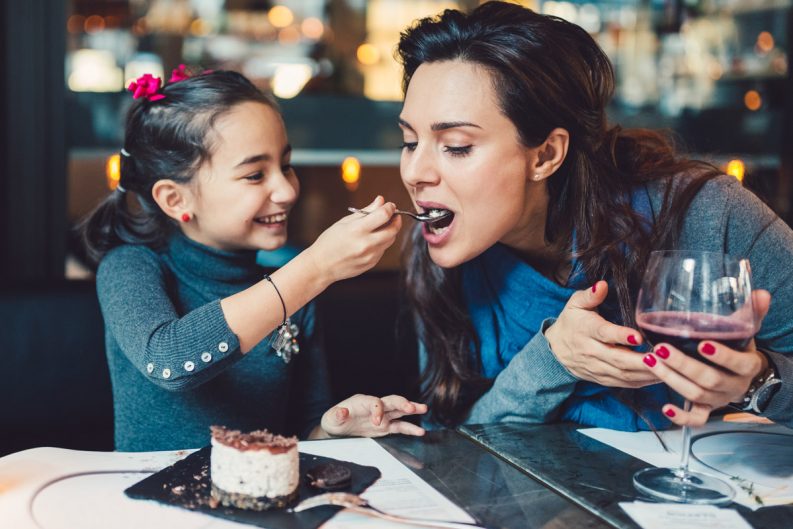 25 Ways to Save Money Eating Out