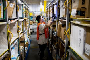 Amazon Hiring 150k Seasonal Workers, Offering Bonuses Up to $3,000