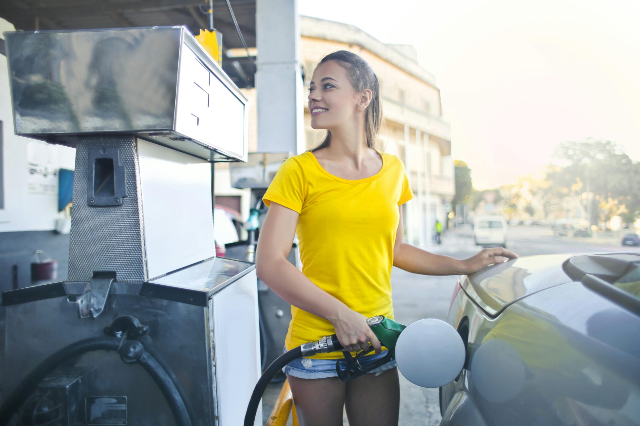 15 Easy Ways to Save Money on Gas (Apps, Rewards and Tips)