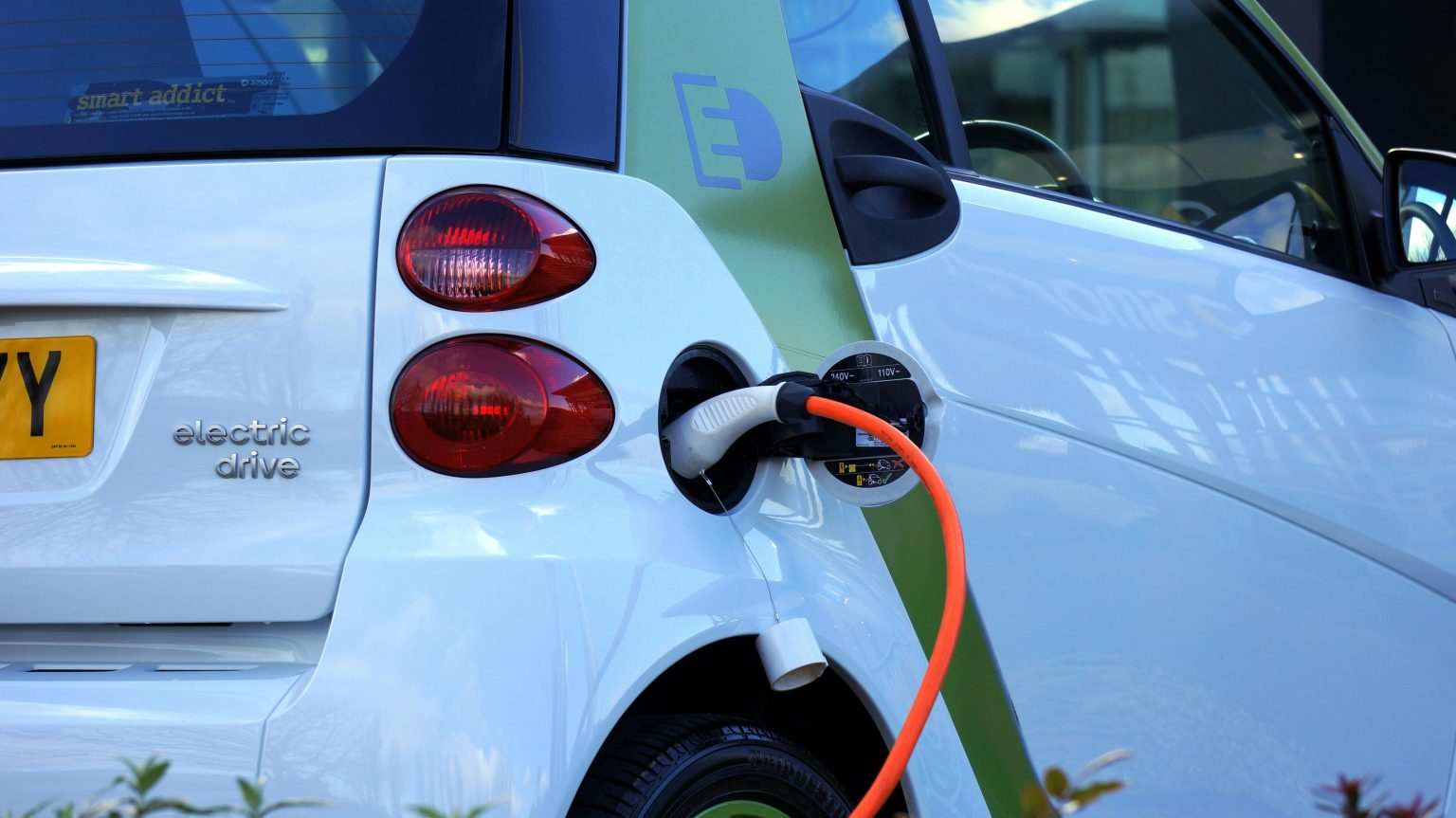 15 Easy Ways to Save Money on Gas (Apps, Rewards and Tips)